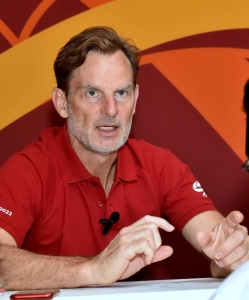 Dutch football legend lauds preparations, compact nature of World Cup ...