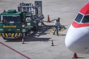 Airlines set to consume nearly 100bn gallons of jet fuel this year amid ...