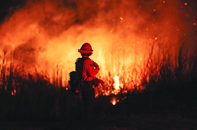 LA firefighters holding the line despite extreme winds - Gulf Times