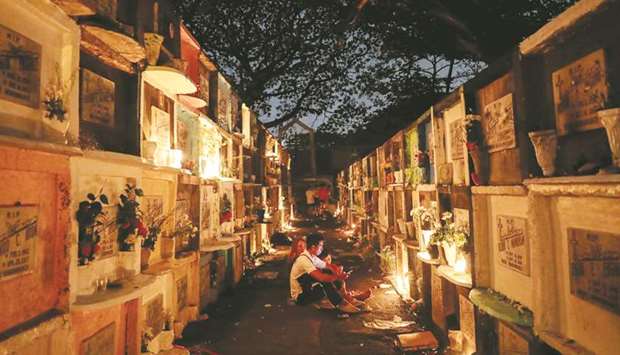 Filipinos pack cemeteries to remember the dead - Gulf Times