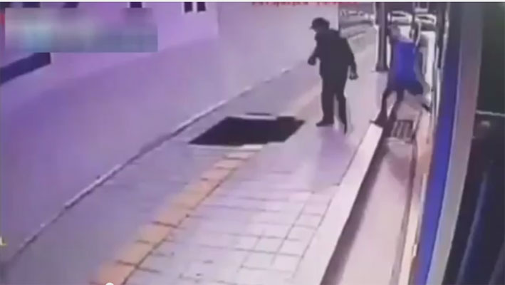 Sidewalk sinkhole swallows S. Korean couple - Gulf Times